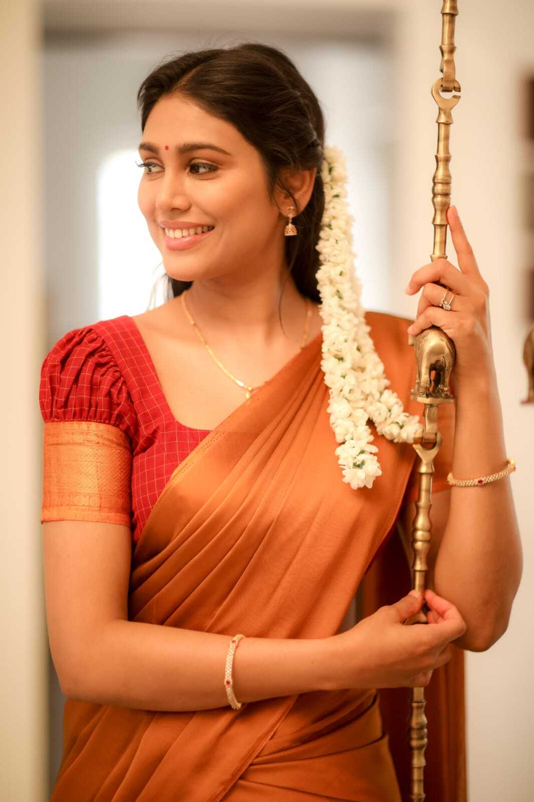 ஹோம்லி லுக்கில் புகைப்படங்களை வெளியிட்ட மனிஷா யாதவ்... குளிர்ச்சியான ...