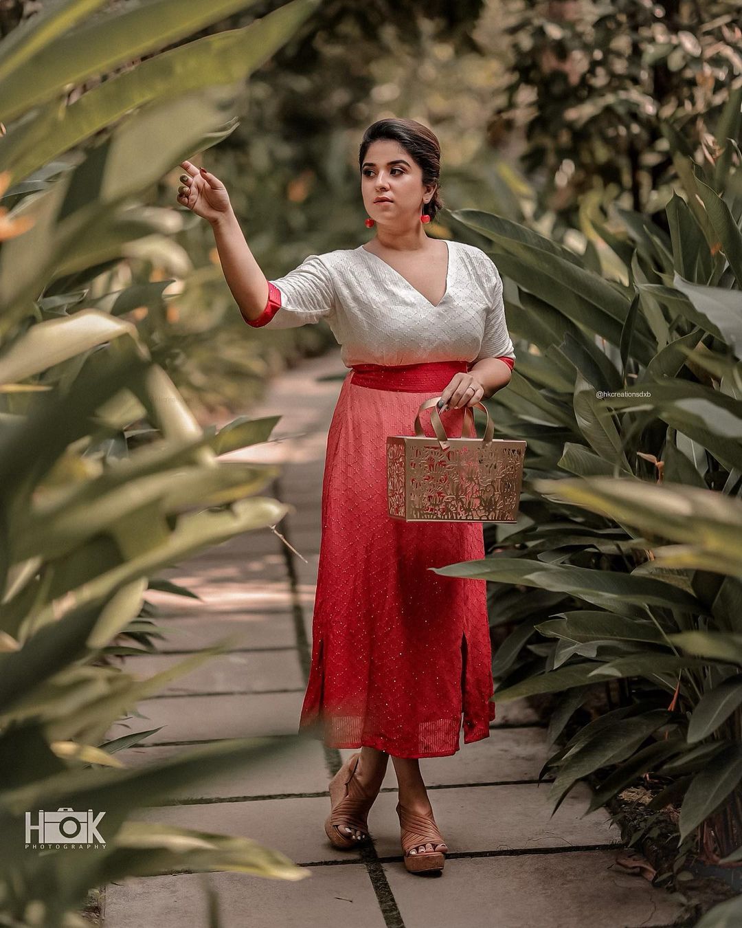 വെള്ളയും ചുവപ്പും കോമ്പിനേഷനിൽ പുതിയ ലുക്ക് പരീക്ഷിച്ച് അപർണ | Actress ...