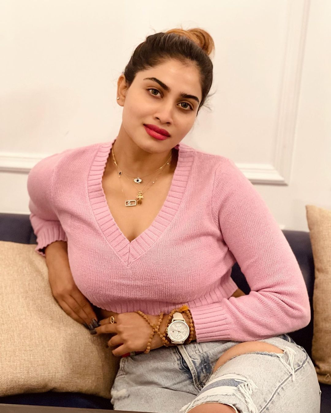 கிழிந்த பேண்ட்...கிளாமர் கொஞ்சம் தூக்கலா..கிக்கேற்றும் போஸ் கொடுத்த ...