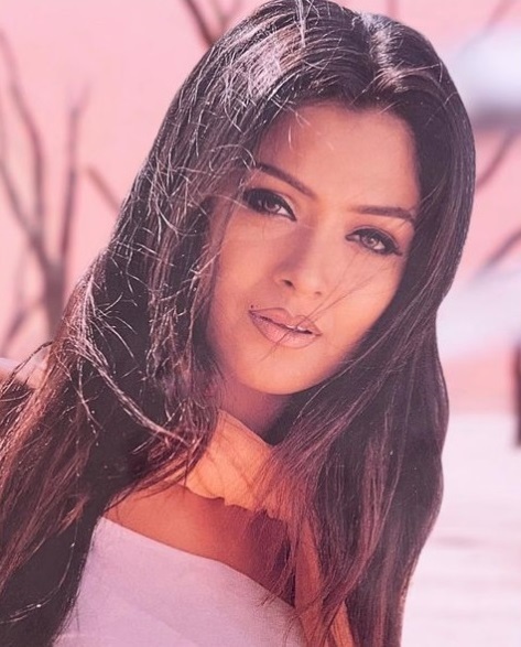 குறுகுறுனு பார்க்கும் சிம்ரன்...க்யூட் போட்டோஸ்! | Actress Simran Cute ...