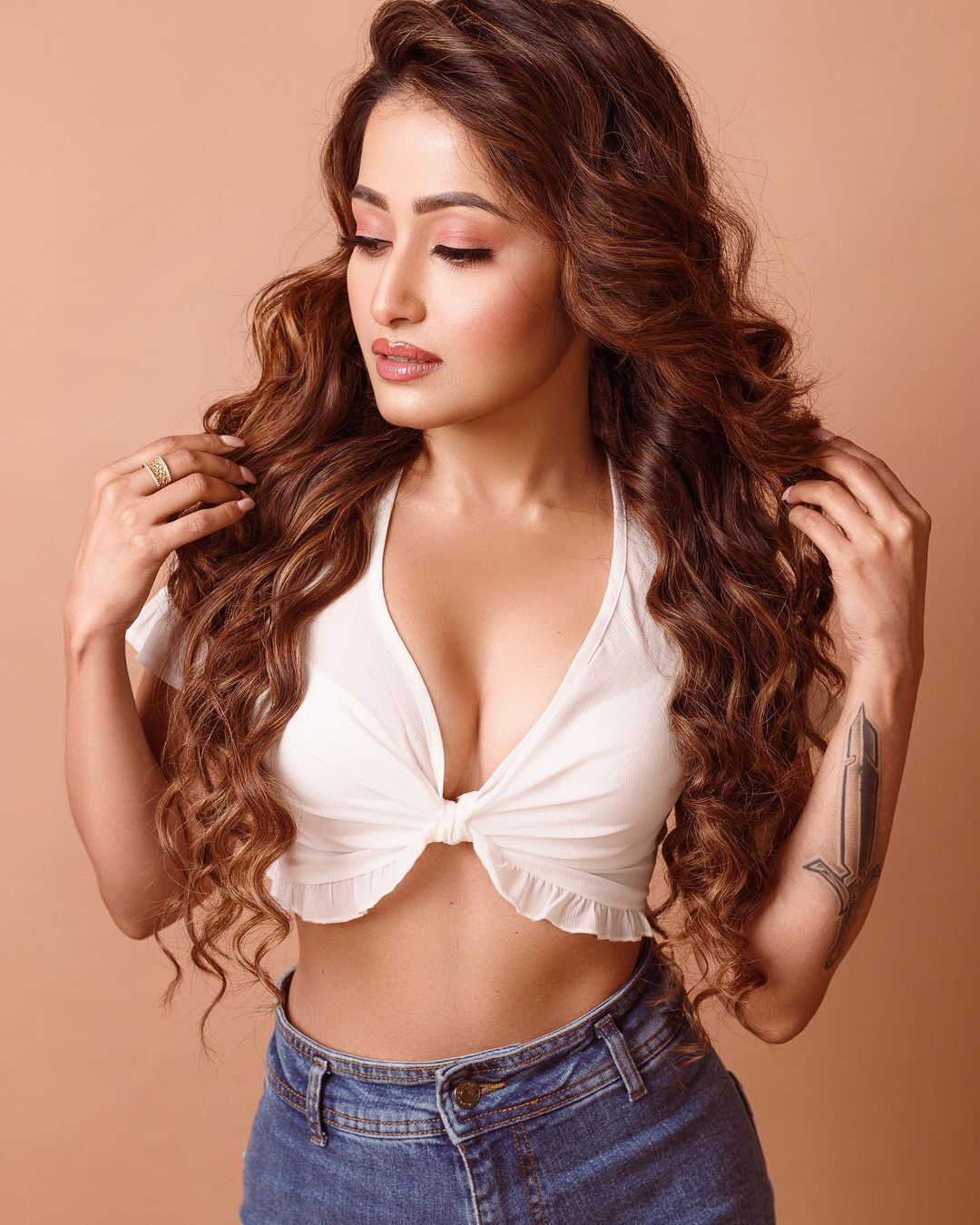 ಬಣ್ಣ ಬಣ್ಣದ ಡ್ರೆಸ್‌ನಲ್ಲಿ ಮಿಂಚಿದ ನಟಿ ಸುದೀಪ್ತ ಬ್ಯಾನರ್ಜಿ | Actress Sudipta Banerjee New Photoshoot ...