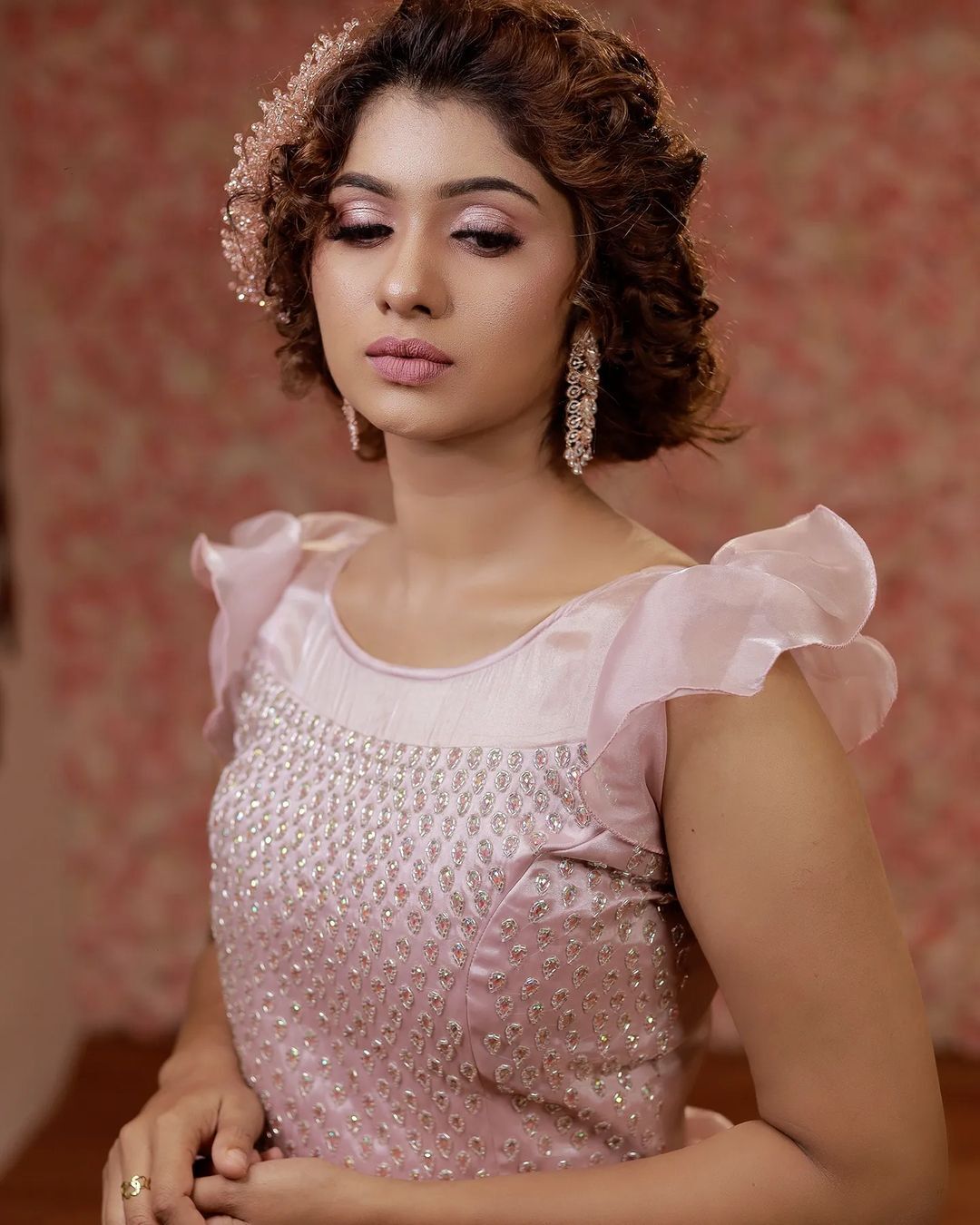 പുത്തന്‍ ലുക്കില്‍ കുടുംബവിളക്കിലെ അനന്യ; പിങ്ക് ഗൗണില്‍ അശ്വതി ആഷിന്റെ ...