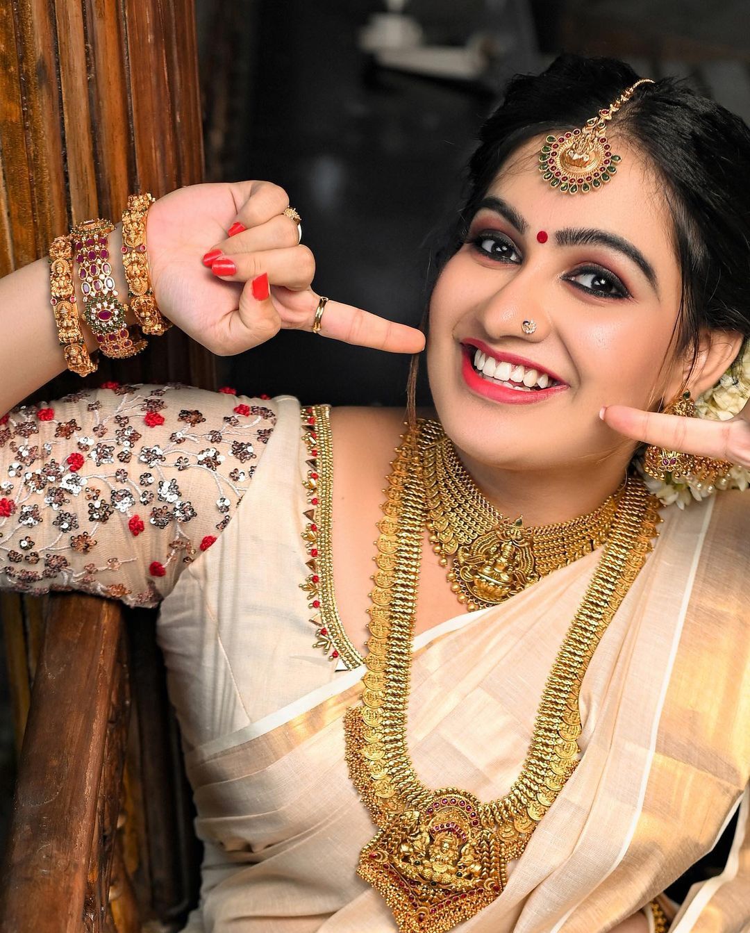 സാരിയിൽ സുന്ദരിയായി മാൻവി, പുതിയ ചിത്രങ്ങൾ വൈറൽ ആകുന്നു | Serial ...