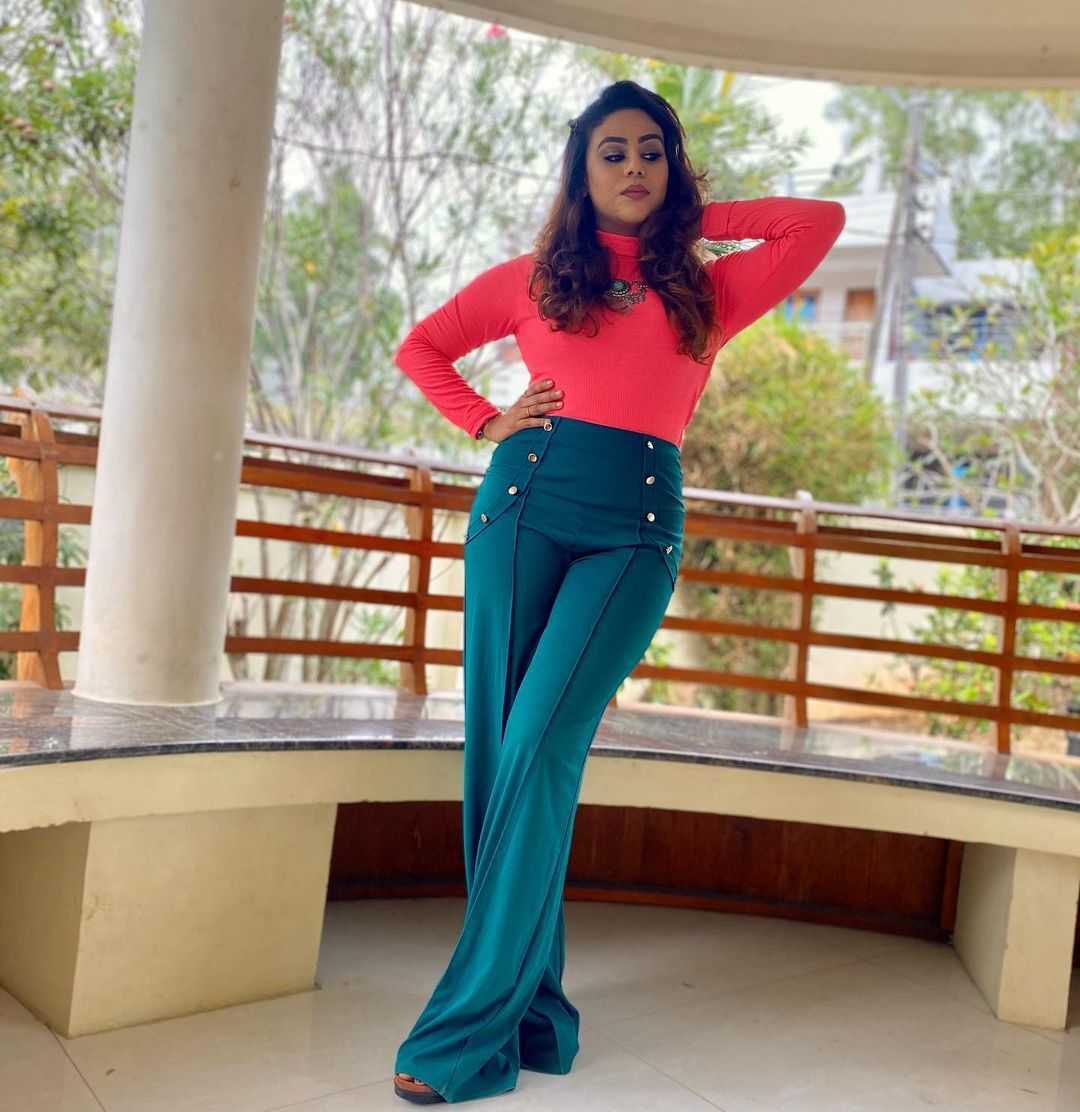 വൈറ്റ് മാജിക്കില്‍ സ്വാതി താര, കടല്‍ത്തിരകളോട് കുശലം പറഞ്ഞും ...