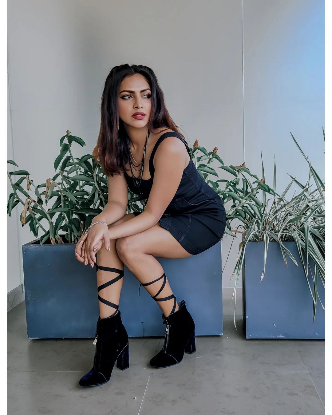 பார்ட்டிக்கு தயாரான அமலா பால்.. வித்தியாசமான உடையில் கலக்கல் போஸ் ...