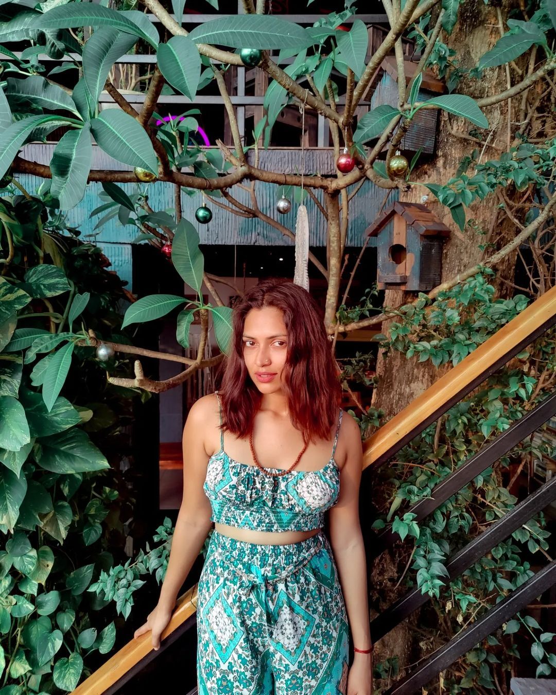 பார்ட்டிக்கு தயாரான அமலா பால்.. வித்தியாசமான உடையில் கலக்கல் போஸ் ...