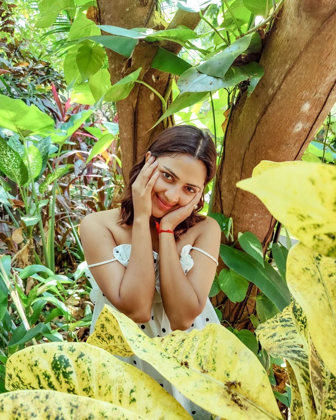 பார்ட்டிக்கு தயாரான அமலா பால்.. வித்தியாசமான உடையில் கலக்கல் போஸ் ...