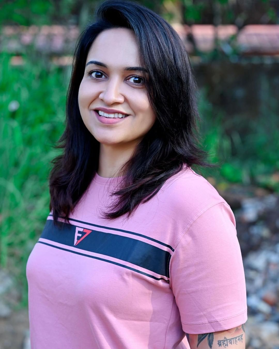 പൊലീസ് ലുക്കിൽ സ്റ്റൈലിഷായി ലെന, 'ലുക്ക് പക്ക'യാണെന്ന് ആരാധക ...