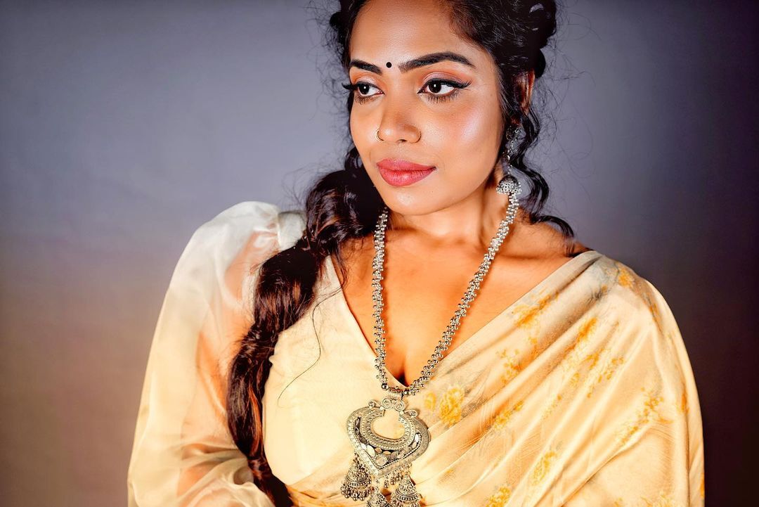 ഹോട്ട് ലുക്കില്‍ ഗ്ലാമറസ്സായി ബിഗ് ബോസ് താരം നിമിഷ; പുത്തന് ...