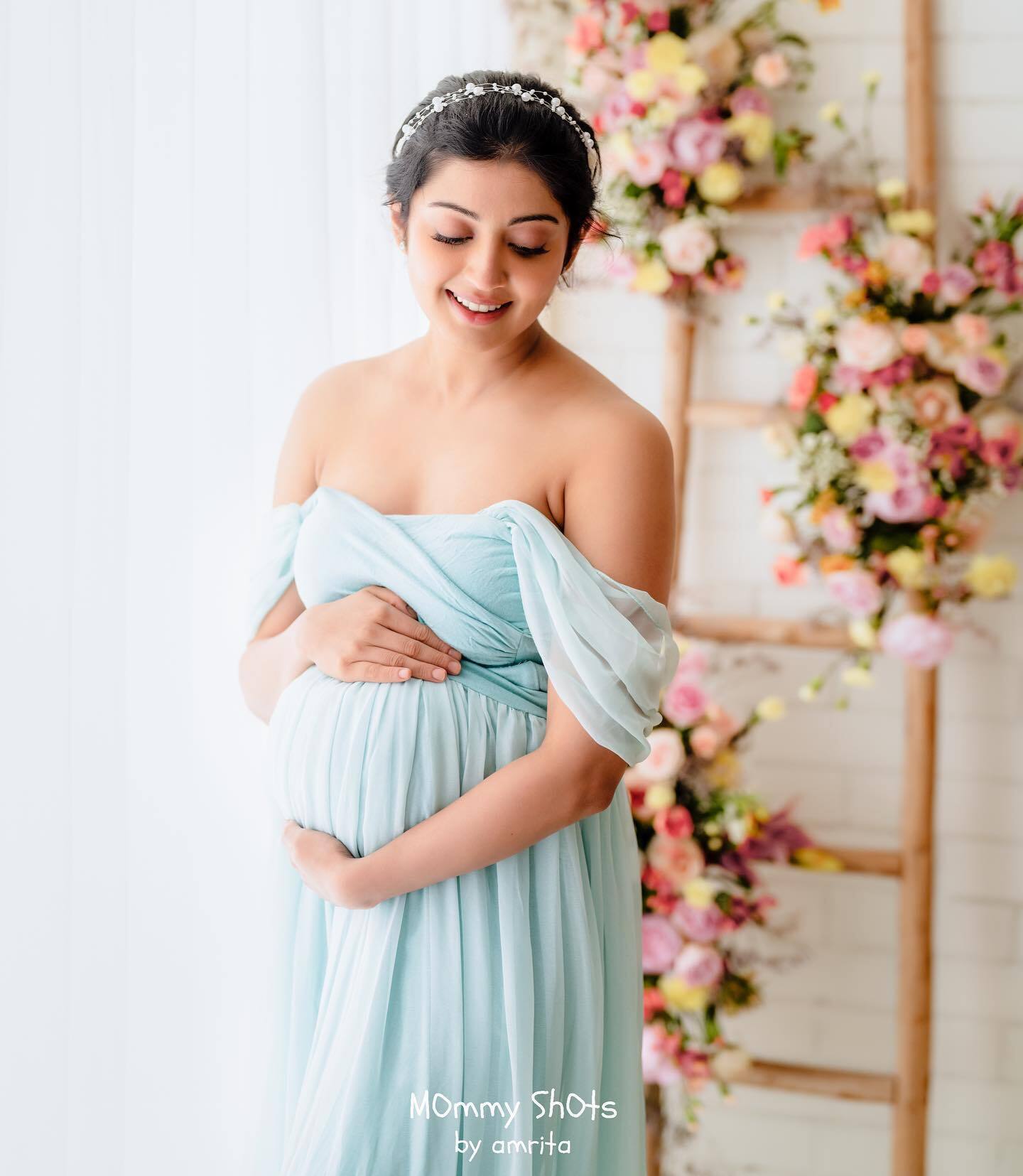 Celebs Who Love Flaunting Their Baby Bumps Photos - Filmibeat