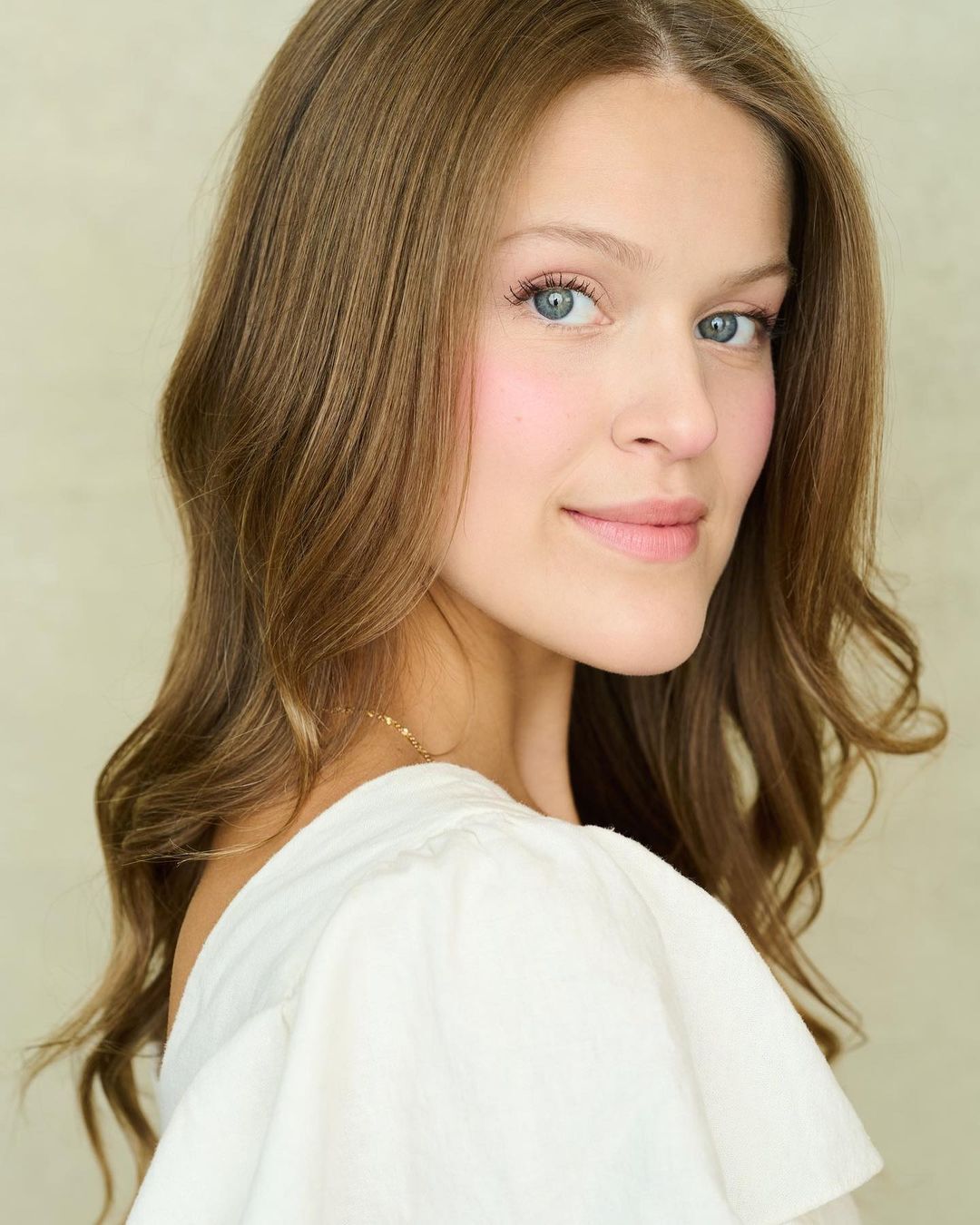 സൂപ്പര്‍ കൂള്‍ ലുക്കില്‍ ടൊവീനോയുടെ നായിക; ഇന്ത്യ ജാര്‍വിസിന്റെ ...