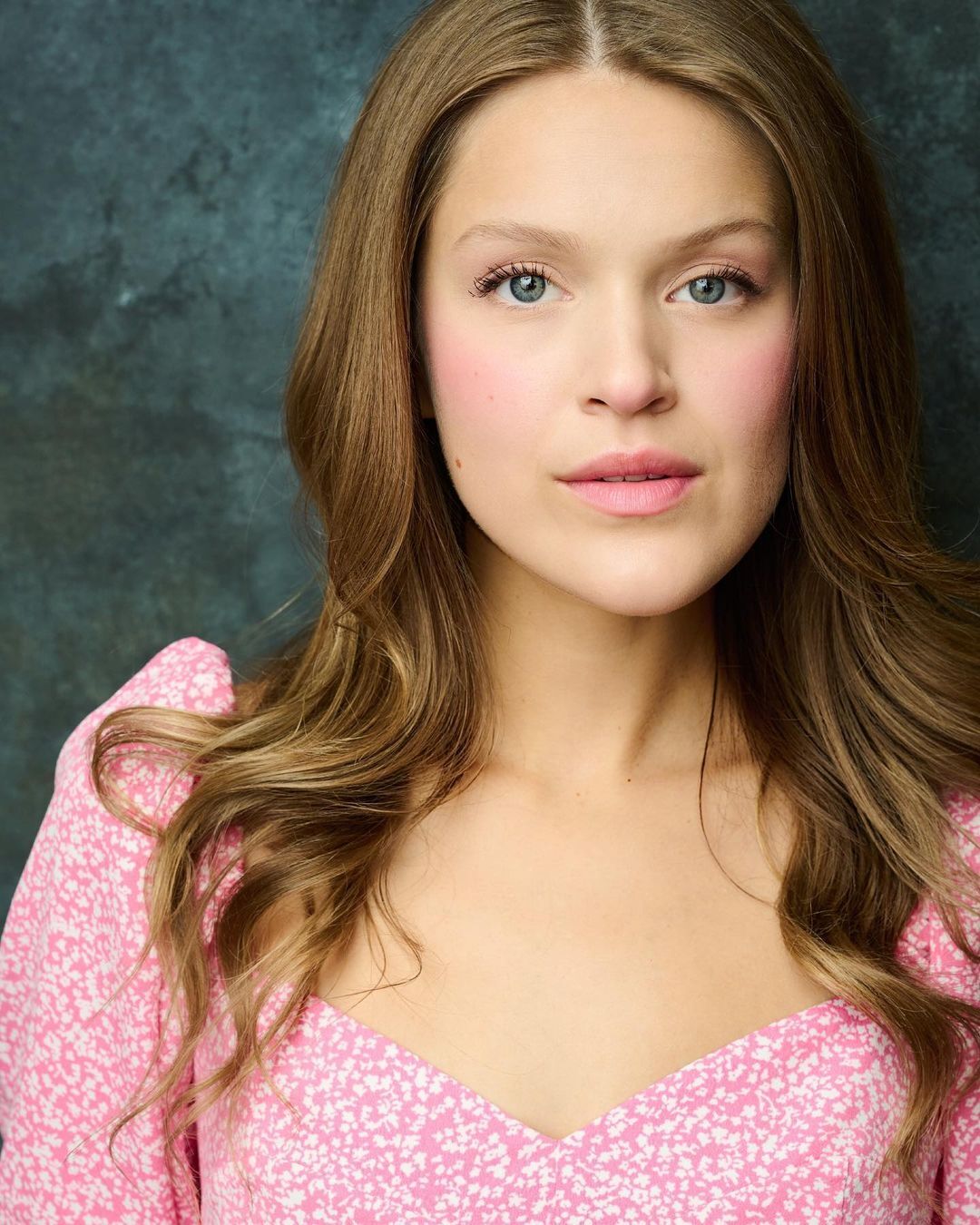 സൂപ്പര്‍ കൂള്‍ ലുക്കില്‍ ടൊവീനോയുടെ നായിക; ഇന്ത്യ ജാര്‍വിസിന്റെ ...