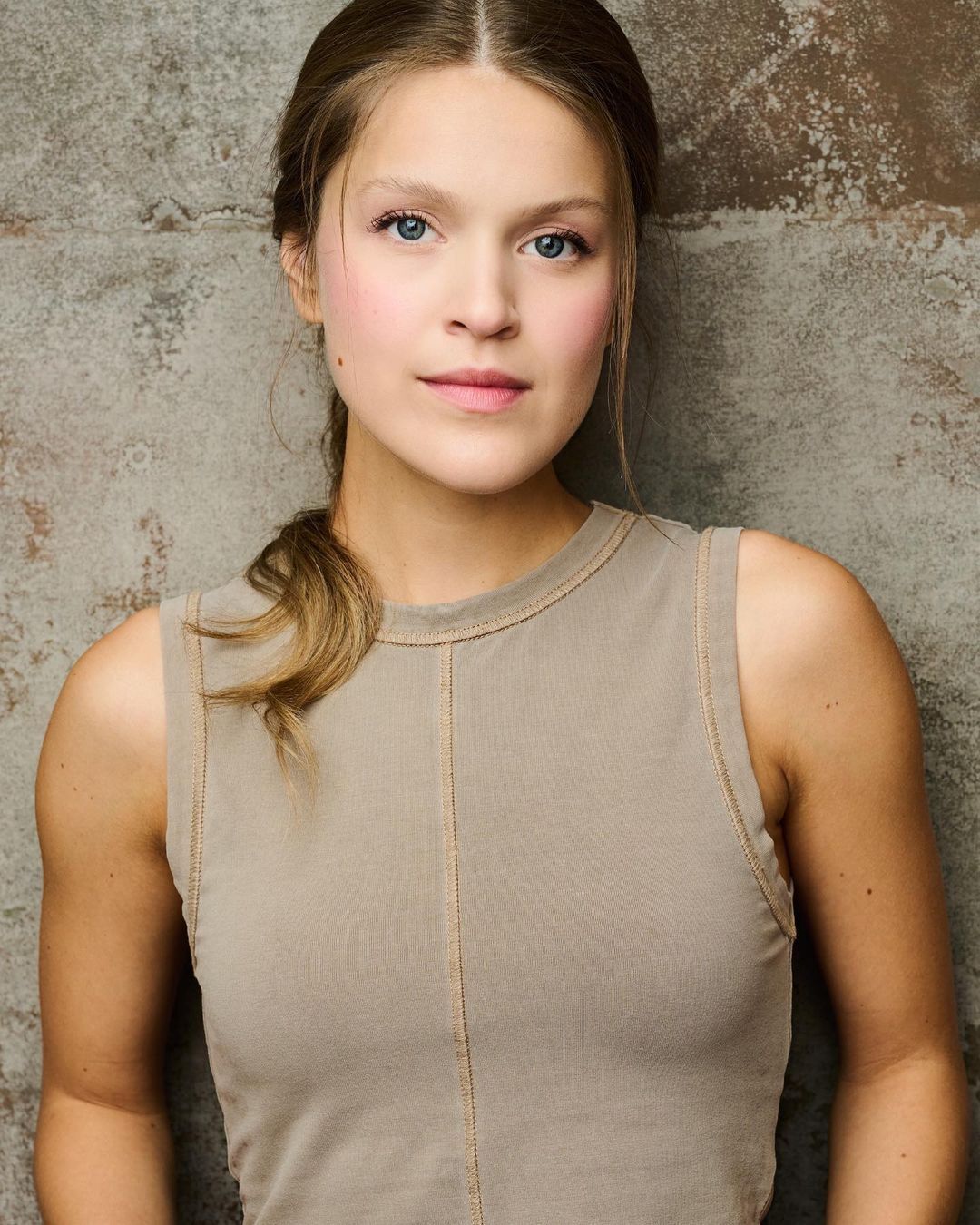 സൂപ്പര്‍ കൂള്‍ ലുക്കില്‍ ടൊവീനോയുടെ നായിക; ഇന്ത്യ ജാര്‍വിസിന്റെ ...