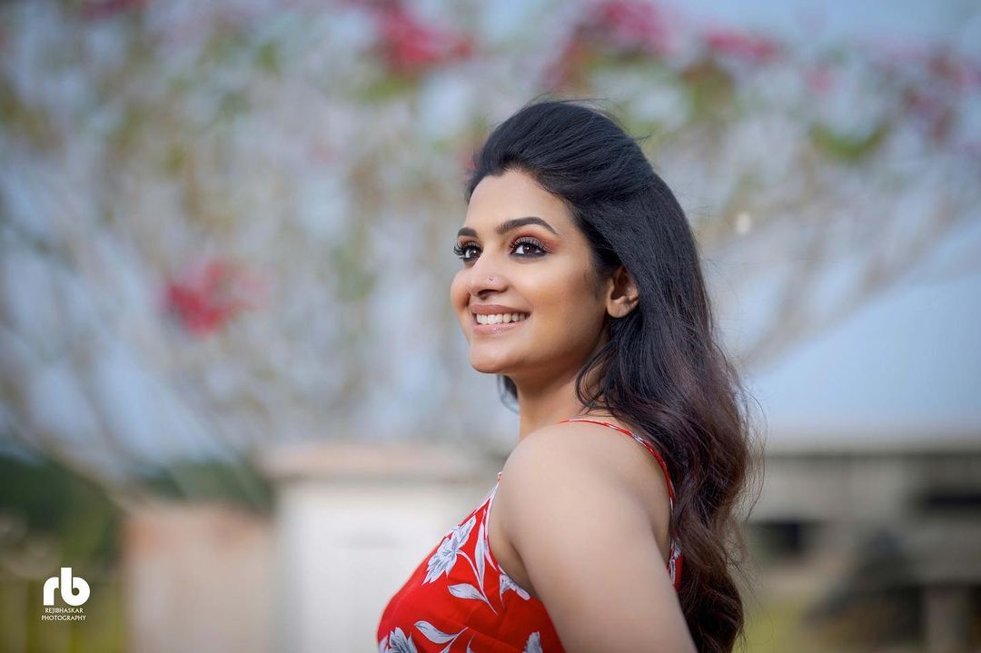 ഗ്ലാമറസ് ഡാൻസുമായി ദിവ്യ... വീഡിയോ ഏറ്റെടുത്ത് സോഷ്യൽ മീഡിയ | Malayalam ...