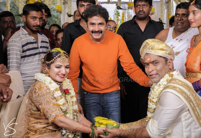ನಟಿ ಕಾವ್ಯ ಶಾ ಹಾಗೂ ವರುಣ್ ಗೌಡ ಮದುವೆಯಲ್ಲಿ ಸ್ಯಾಂಡಲ್‌ವುಡ್ ಸೆಲೆಬ್ರೆಟಿಗಳ ...