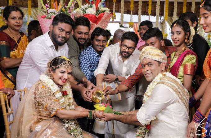 ನಟಿ ಕಾವ್ಯ ಶಾ ಹಾಗೂ ವರುಣ್ ಗೌಡ ಮದುವೆಯಲ್ಲಿ ಸ್ಯಾಂಡಲ್‌ವುಡ್ ಸೆಲೆಬ್ರೆಟಿಗಳ ...