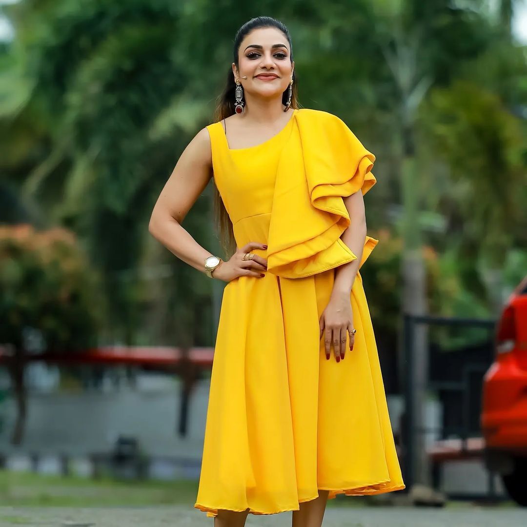 വെണ്ണക്കല്‍ ശില്പം പോലെ അതിമനോഹരി; പുത്തന്‍ലുക്കില്‍ ആരാധകരുടെ പ്രിയ ...