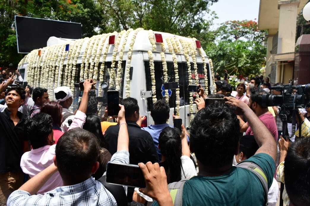Singer KK funerals శోక సంద్రంలో బాలీవుడ్ ప్రముఖులు.. కన్నీటీతో కేకేకు ...