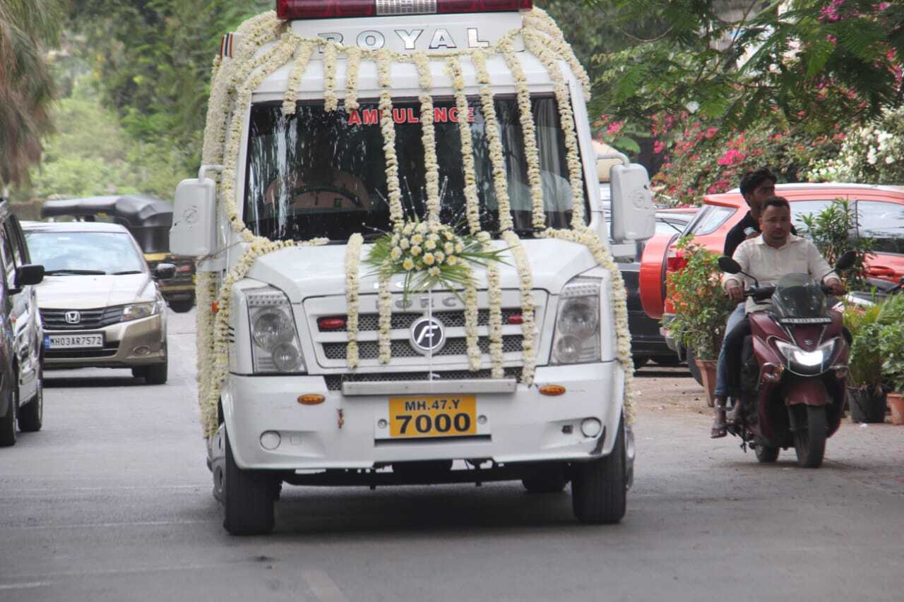 Singer KK funerals శోక సంద్రంలో బాలీవుడ్ ప్రముఖులు.. కన్నీటీతో కేకేకు ...