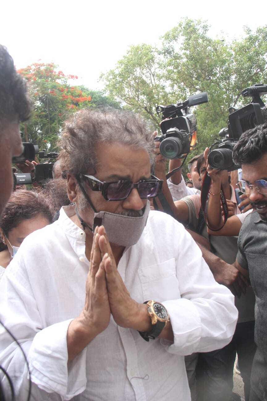 Singer KK funerals శోక సంద్రంలో బాలీవుడ్ ప్రముఖులు.. కన్నీటీతో కేకేకు ...