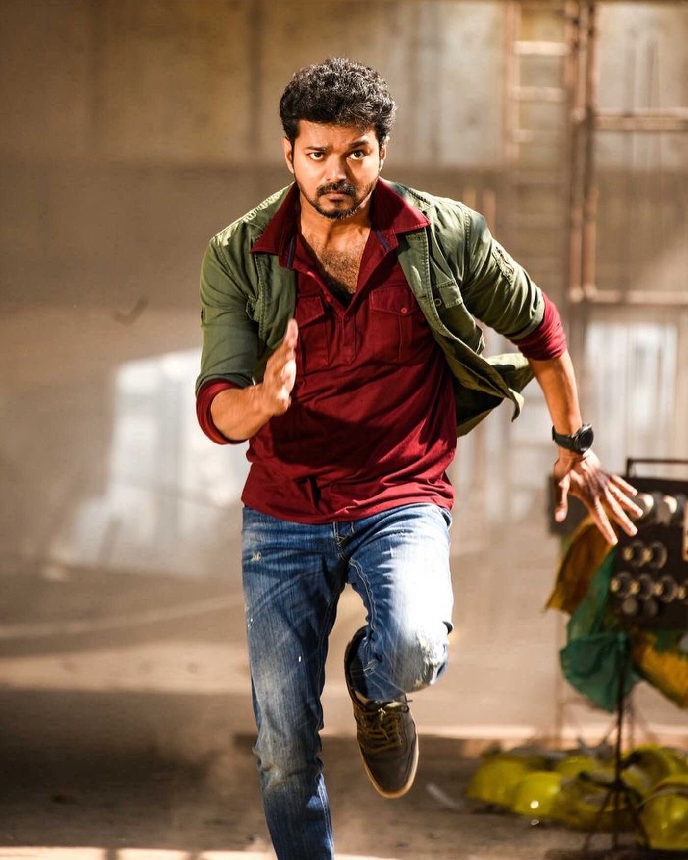 வெளிநாட்டில் இருந்து சொந்த ஊருக்கு வராரு.. அடுத்து சம்பவம் தான் ...