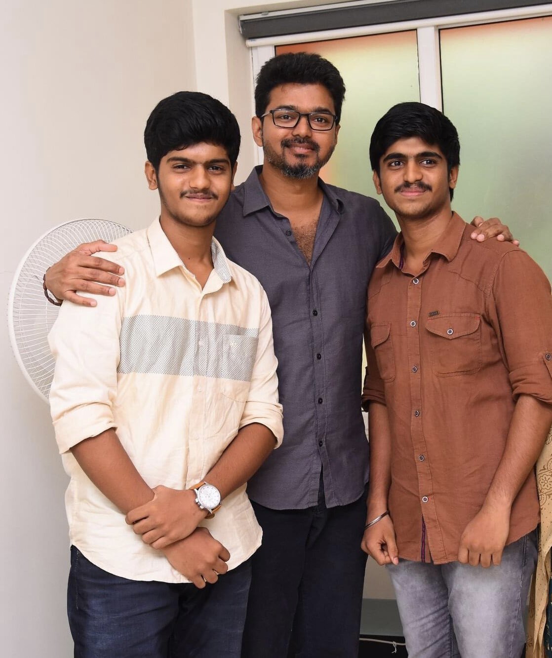 வெளிநாட்டில் இருந்து சொந்த ஊருக்கு வராரு.. அடுத்து சம்பவம் தான் ...