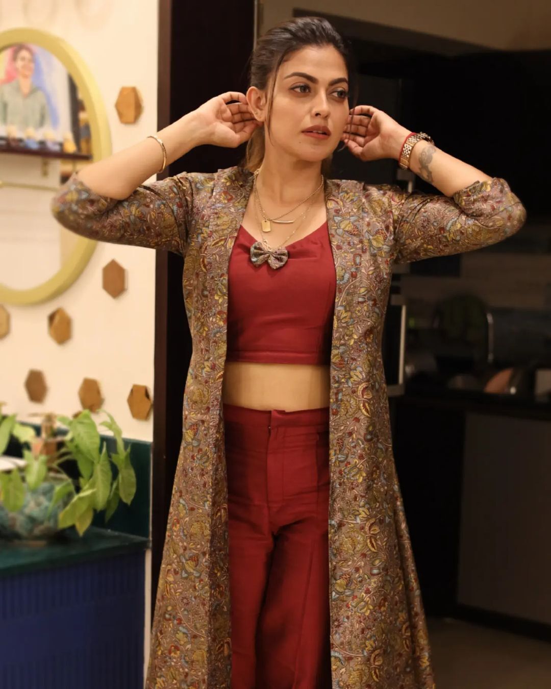 ಮಾಡ್ರನ್ ಟ್ರೆಡಿಷನಲ್ ಕಾಸ್ಟ್ಯೂಮ್ನಲ್ಲಿ ನಟಿ ಅನುಶ್ರೀ ಹವಾ Actress Anusree Hot And Sizzling Photos