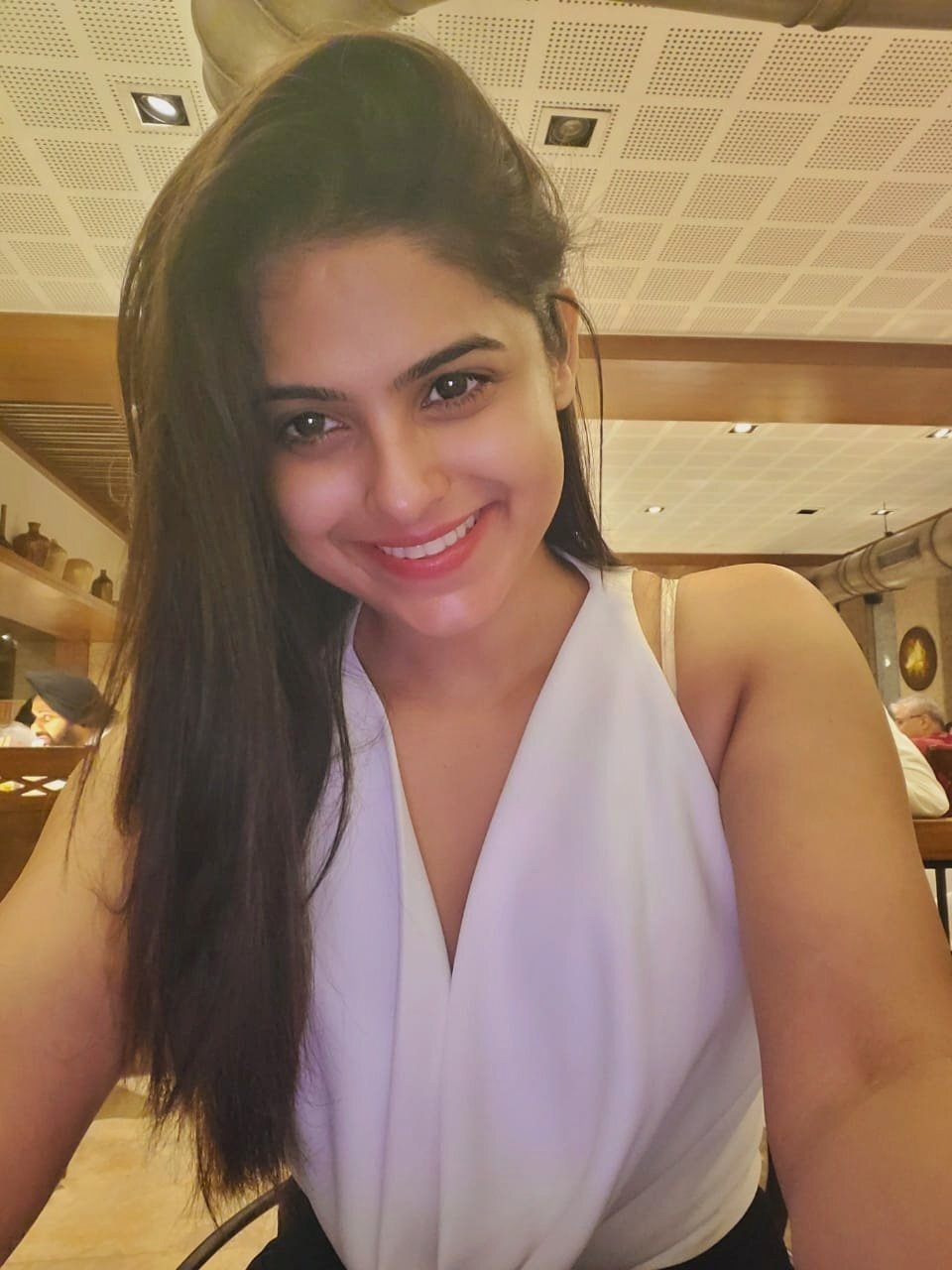 யப்பா…கண்ணே கூசுதே..கவர்ச்சியில் அலறவிட்ட பாலிவுட் நடிகை! | Actress ...