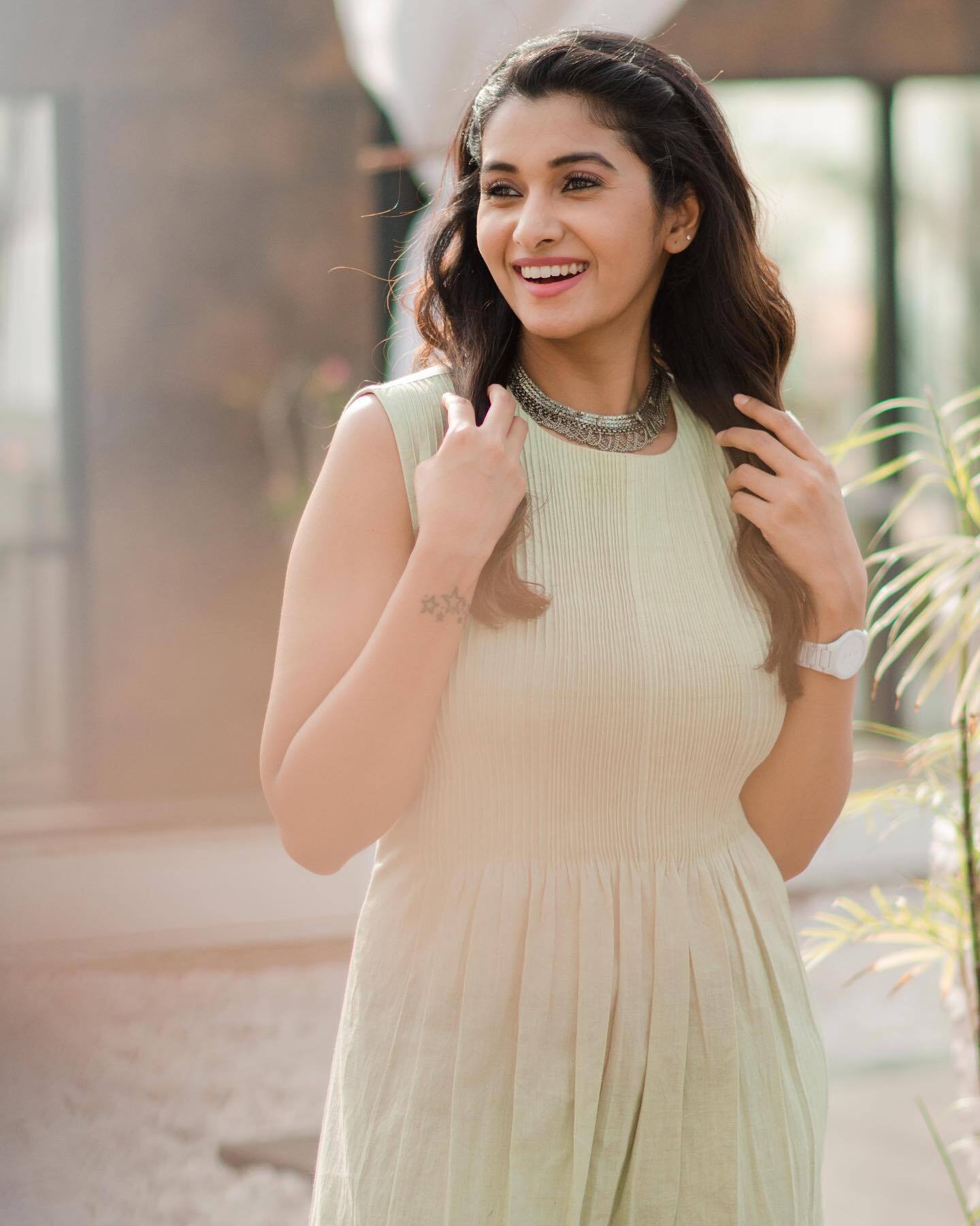 லைட் கலர் உடையில் எவ்வளவு அழகா இருக்கார்...பிரியா பவானிசங்கரின் அசத்தல் ...