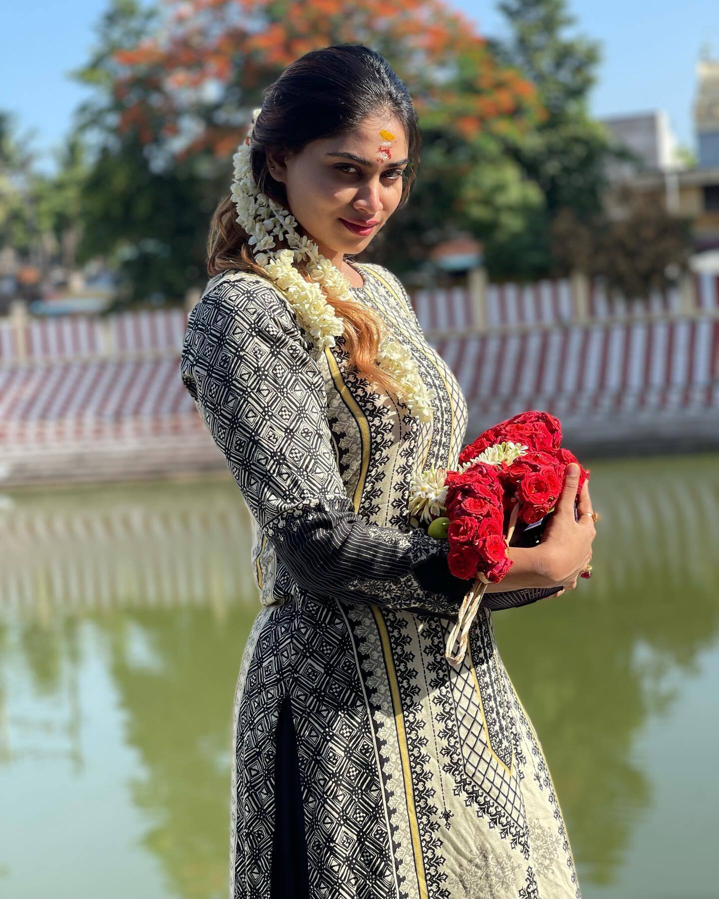 பிளாக் கலர் ஸ்லிப்பில் கிளுகிளுப்பேற்றும் கவர்ச்சி அதகளப்படுத்தும் ...
