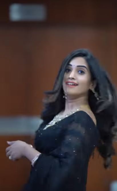Anchor Sravanthi: బీచ్‌లో రెచ్చిపోయిన యాంకర్ స్రవంతి.. తడిచిన అందాలతో ...
