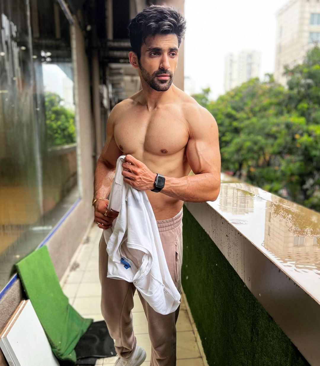 Arjit Taneja Enjoys Mumbai Rains In THIS HOT Manner - Filmibeat