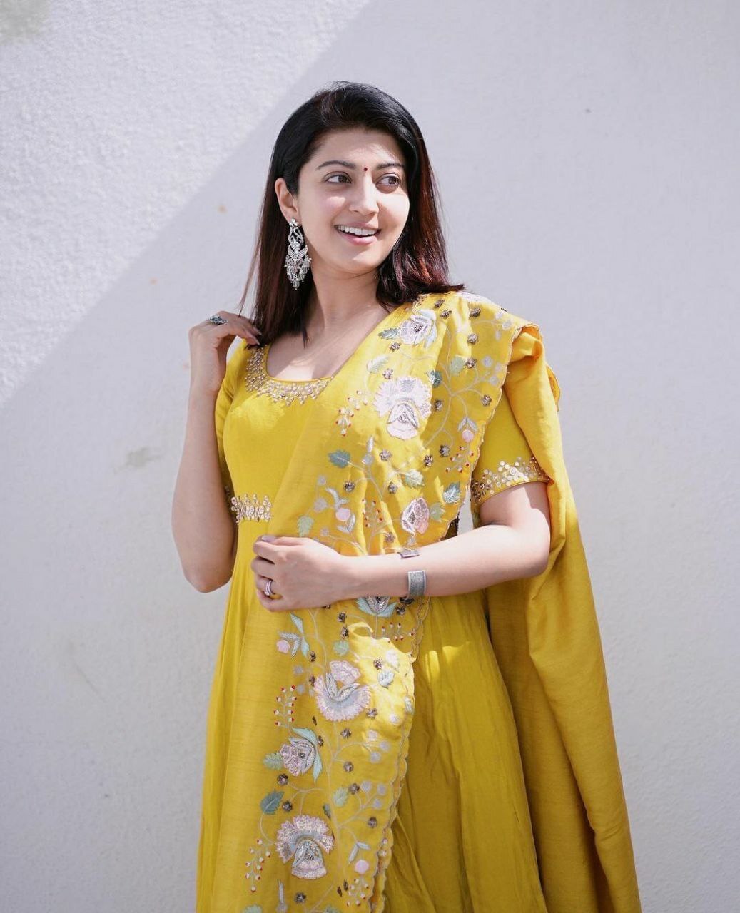 Pranitha Subhash: ఓవైపు ట్రెడిషినల్ మరోవైపు గ్లామర్ డోస్.. ప్రణీత ...