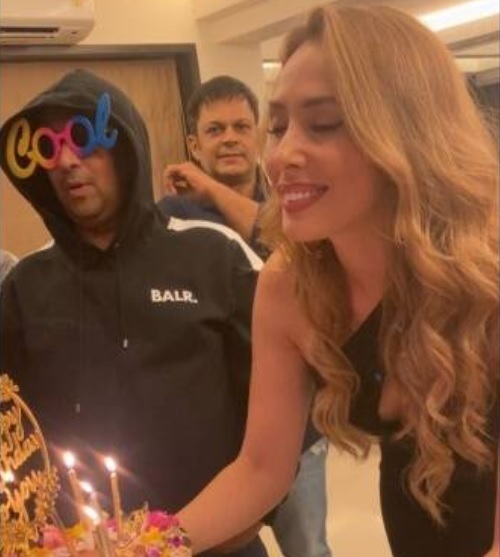 Salman Khan Twins In Black With Rumoured GF Iulia Vantur At Latter's Birthday Bash - Filmibeat