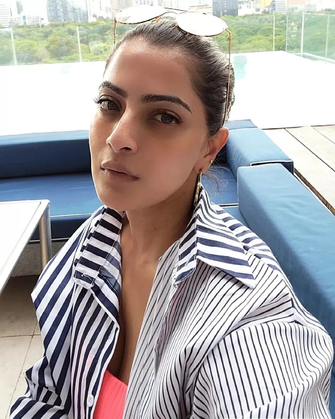 Varalaxmi Sarathkumar బికినీ ఫోటోలు.. ఇంటర్నెట్‌లో రచ్చ రచ్చ | Varalaxmi Sarathkumar Bikini ...