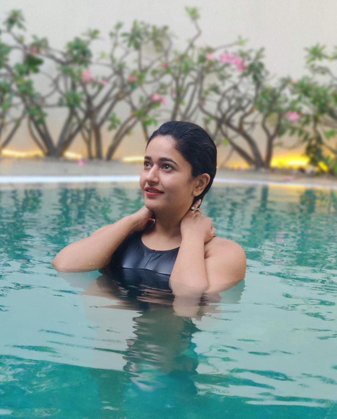 எந்த பக்கம் பார்த்தாலும் அழகு தான்.. பூனம் பஜ்வாயை வர்ணிக்கும் ரசிகாஸ்! | Actress Poonam Bajwa ...