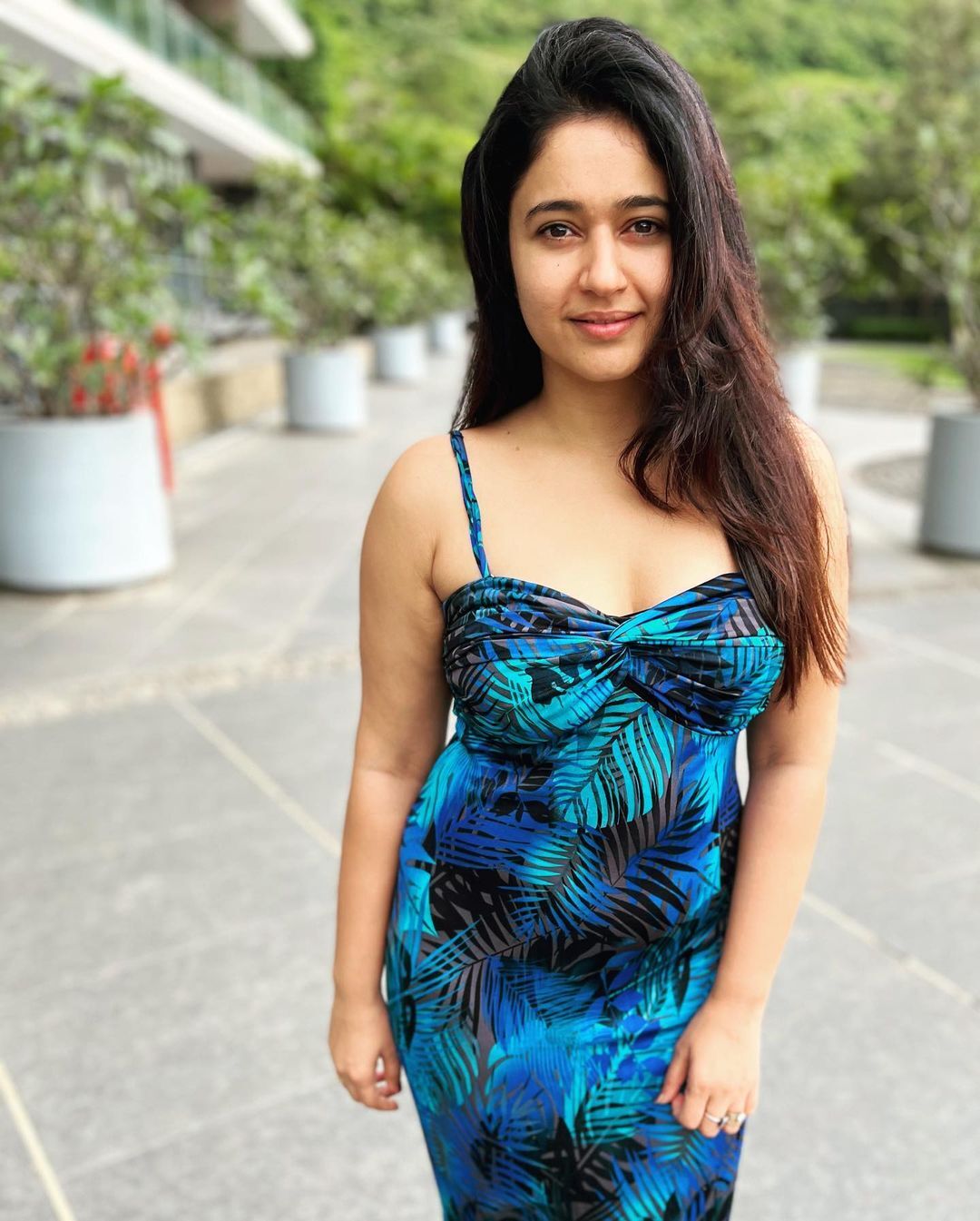 எந்த பக்கம் பார்த்தாலும் அழகு தான்.. பூனம் பஜ்வாயை வர்ணிக்கும் ரசிகாஸ்! | Actress Poonam Bajwa ...