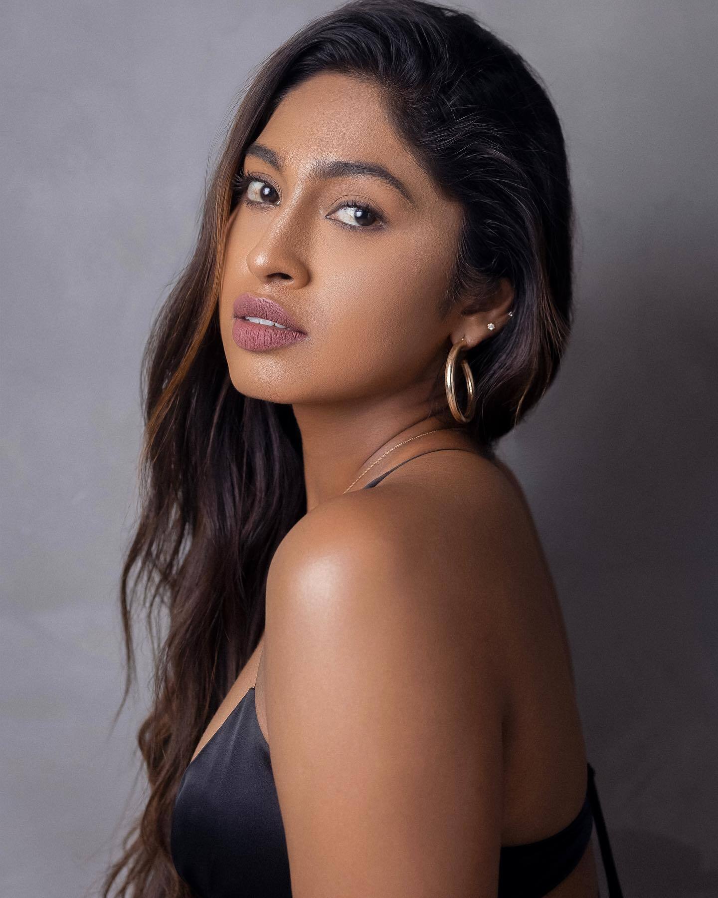 யானையுடன் போட்டோஷுட்...சோஷியல் மீடியாவை தெறிக்க விட்ட பிக்பாஸ் சுருதி ...