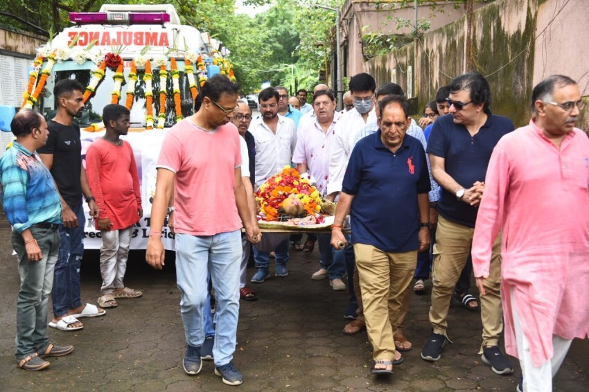 Funeral of filmmaker Saawan Kumar Tak - Filmibeat