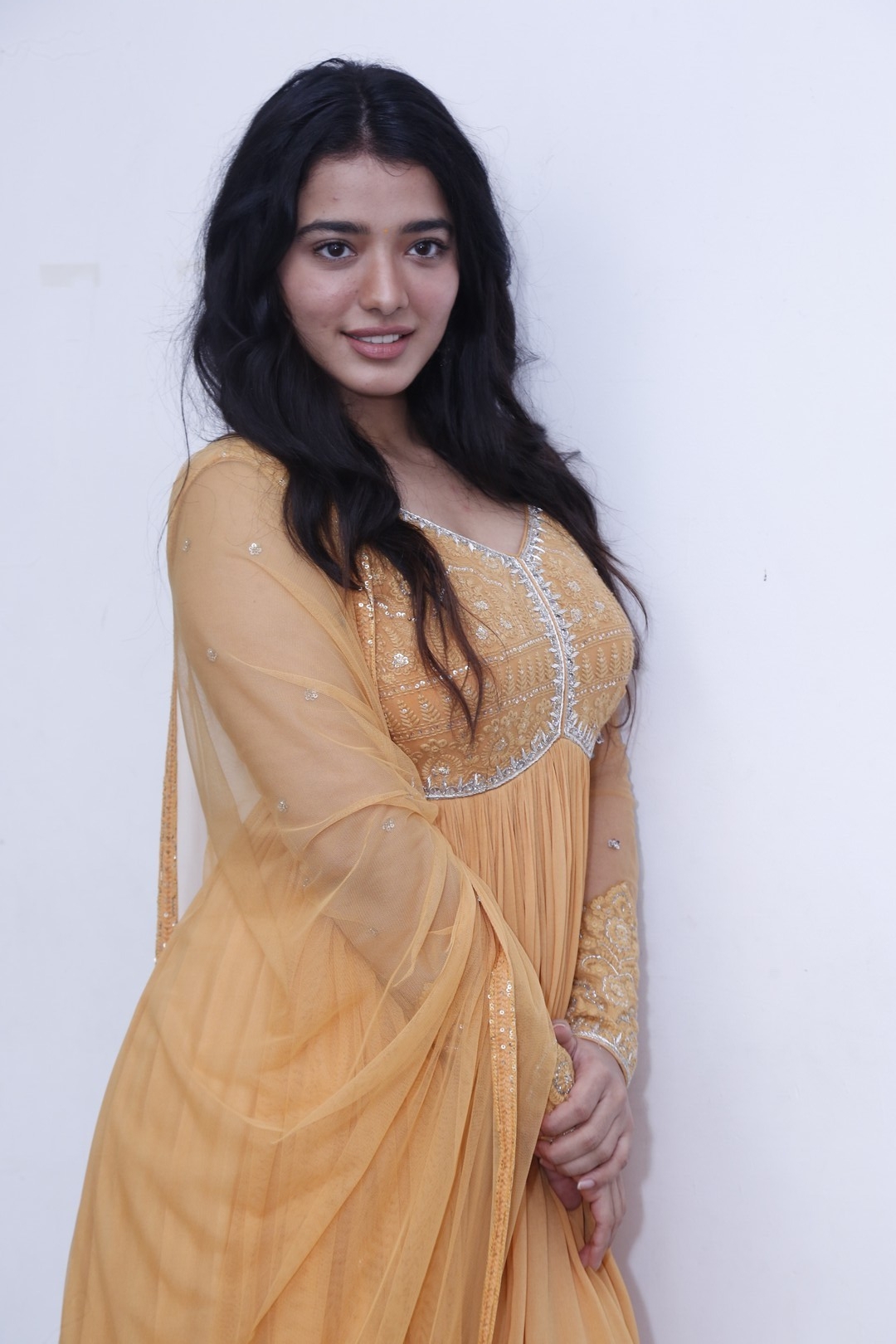 Ketika Sharma స్మైల్‌తో చంపేస్తున్న రొమాంటిక్ భామ | Ketika Sharma In ...