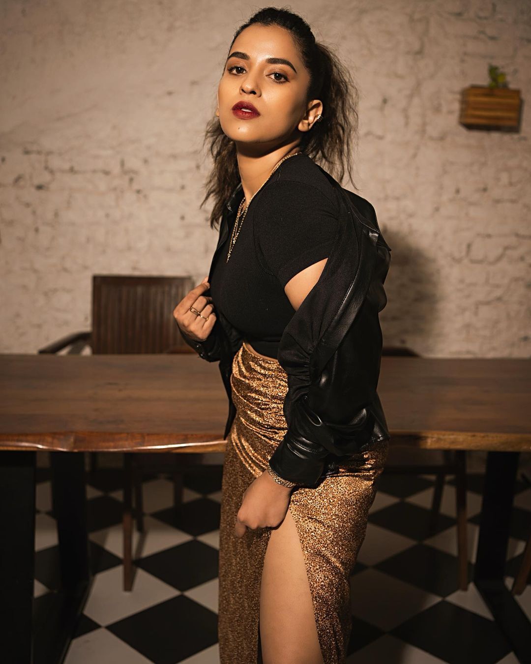 Komalee Prasad Sizzling Photoshoot in Black Outfit - Filmibeat