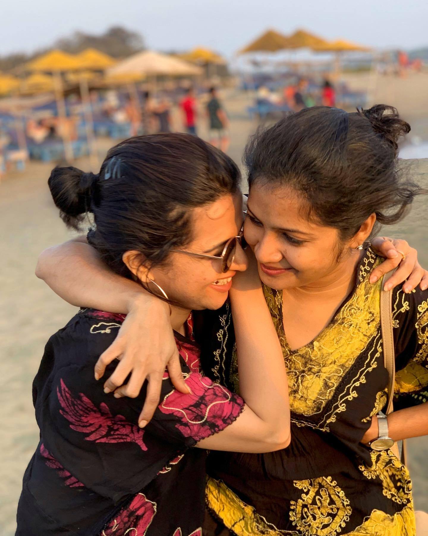 ப்பா.. எவ்ளோ அழகா இருக்காரு மோனிஷா நெல்சன்.. பாரீஸில் தனியா பிக்னிக் ...