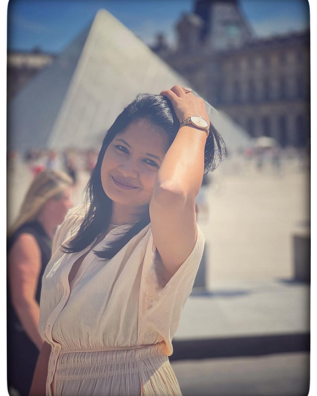 ப்பா.. எவ்ளோ அழகா இருக்காரு மோனிஷா நெல்சன்.. பாரீஸில் தனியா பிக்னிக் ...