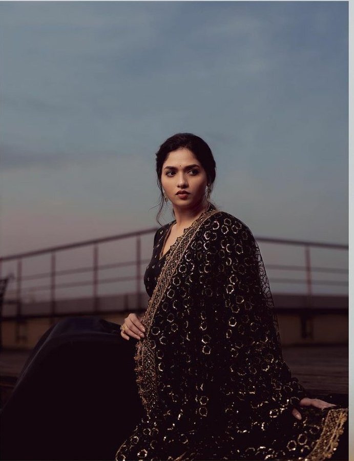 பீச் மணலில் ஈரம் சொட்ட சொட்ட போஸ்.. சுனைனாவின் வேற லெவல் போட்டோஸ் ...