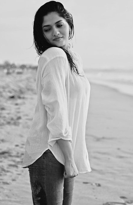 பீச் மணலில் ஈரம் சொட்ட சொட்ட போஸ்.. சுனைனாவின் வேற லெவல் போட்டோஸ் ...