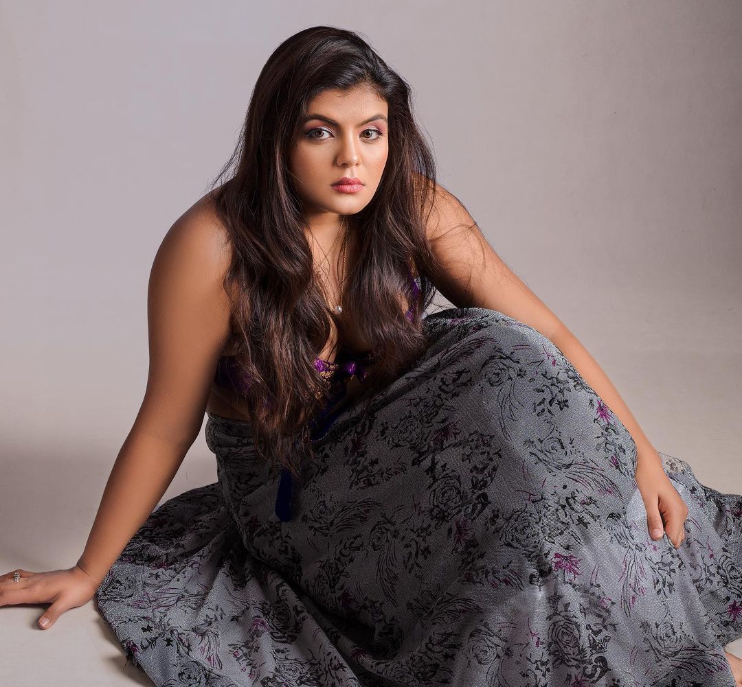 తేజశ్రీ జాదవ్ ఘాటైన అందాలు.. గ్లామర్ ట్రీట్‌లో తగ్గేది లేదంటూ | Tejashree Jadhav Sizzling Viral ...