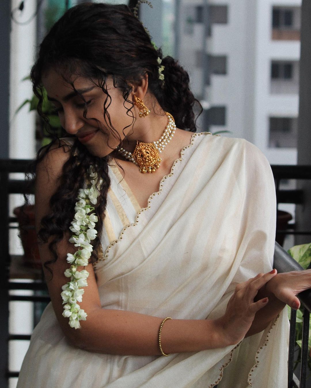 மஞ்சள் மலராக ஜொலிக்கும் அனுபமா பரமேஸ்வரன்.. ரசிகர்கள் கொண்டாட்டம் ...