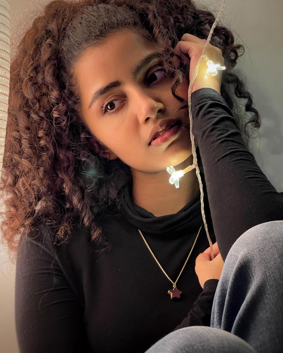 மஞ்சள் மலராக ஜொலிக்கும் அனுபமா பரமேஸ்வரன்.. ரசிகர்கள் கொண்டாட்டம் ...