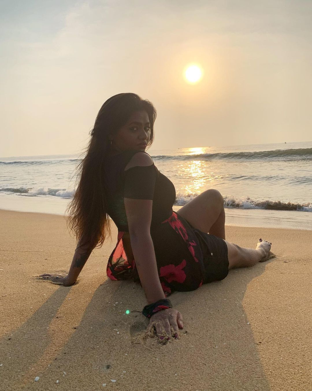 ஏம்மா ஷாலு..இப்படியெல்லாம் போஸ் கொடுத்தா எப்படி? இளசுகளும் பாவம்தானே ...