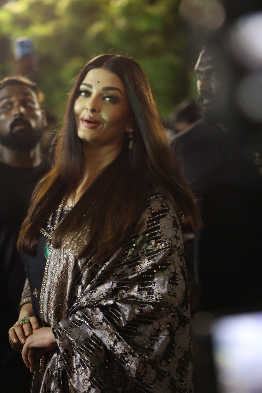 Aishwarya Rai Bachchan Looks Stunning At Ponniyin Selvan Trailer Launch ...